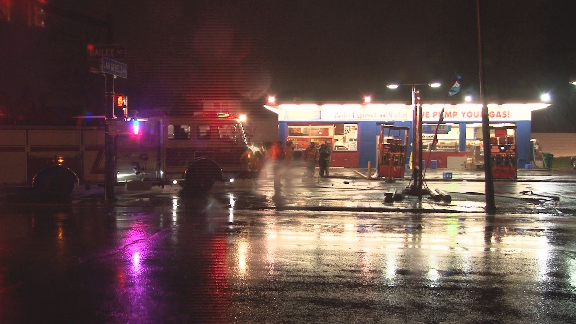 Car hits gas pump, causing gas leak | wgrz.com