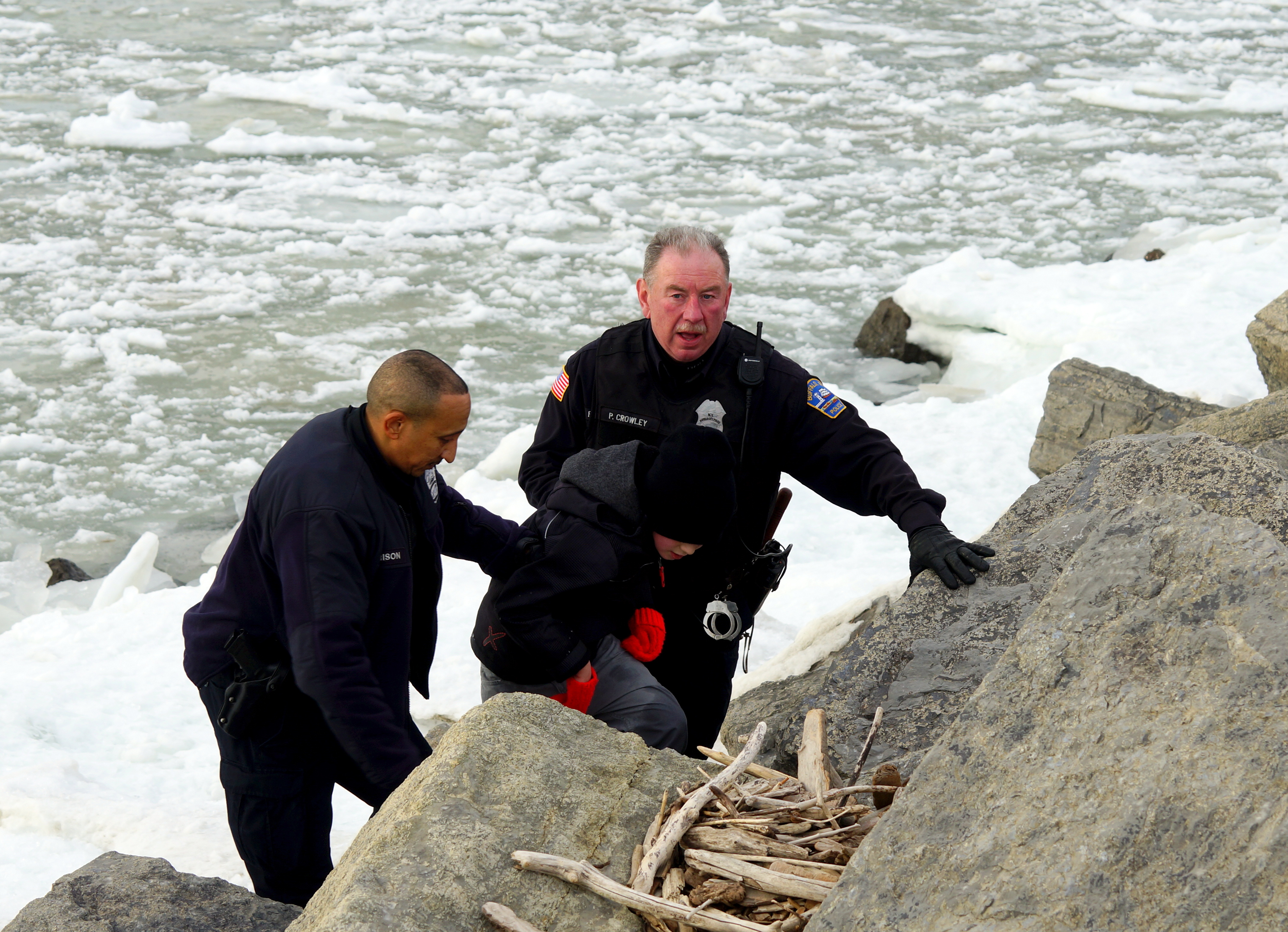 Buffalo police rescue boy from ice | wgrz.com