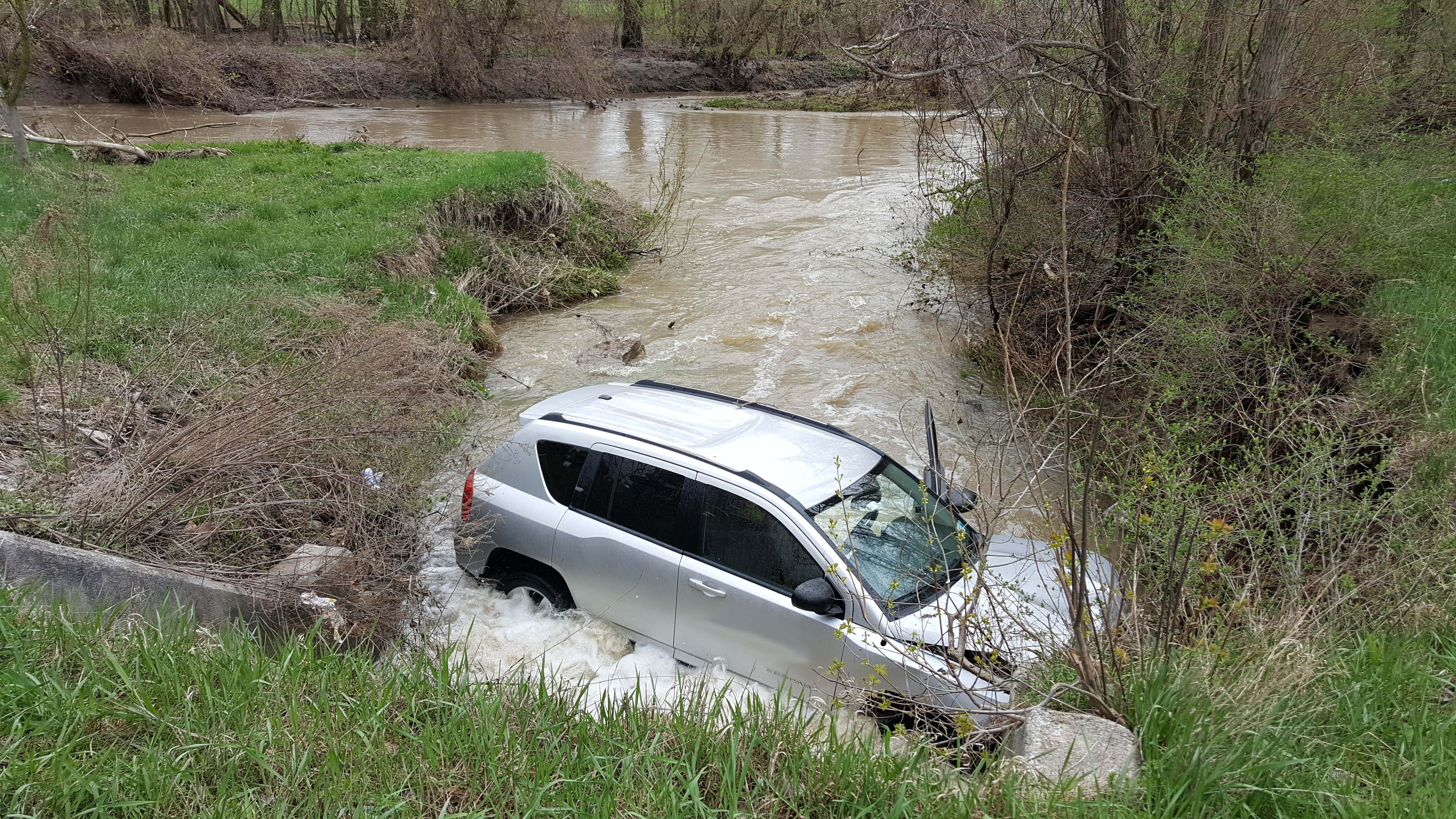 Vehicle lands in flooded culvert | wgrz.com